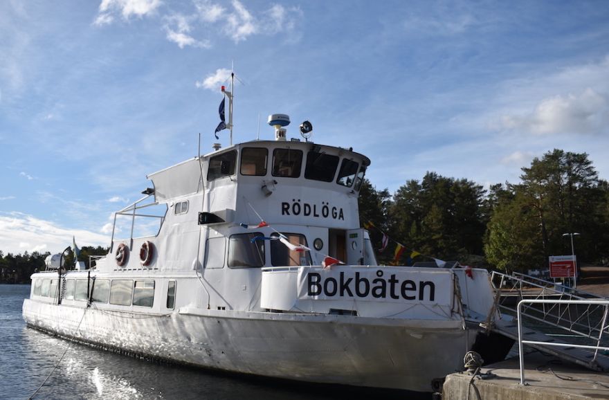 This Floating Library Is the Ultimate Bookmobile - Neatorama