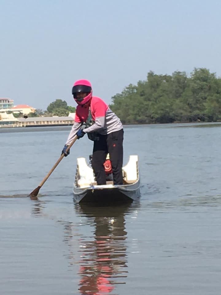 Foodpanda Rider Delivers Food To Fishermen Via Boat - Neatorama